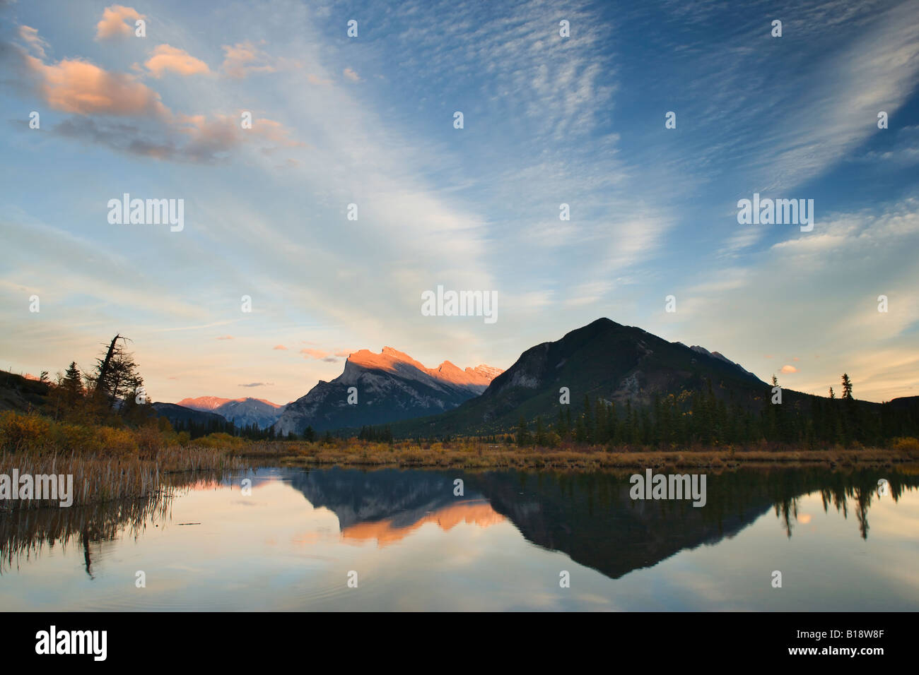 Mount rundle and sulphur mountain hi-res stock photography and images ...