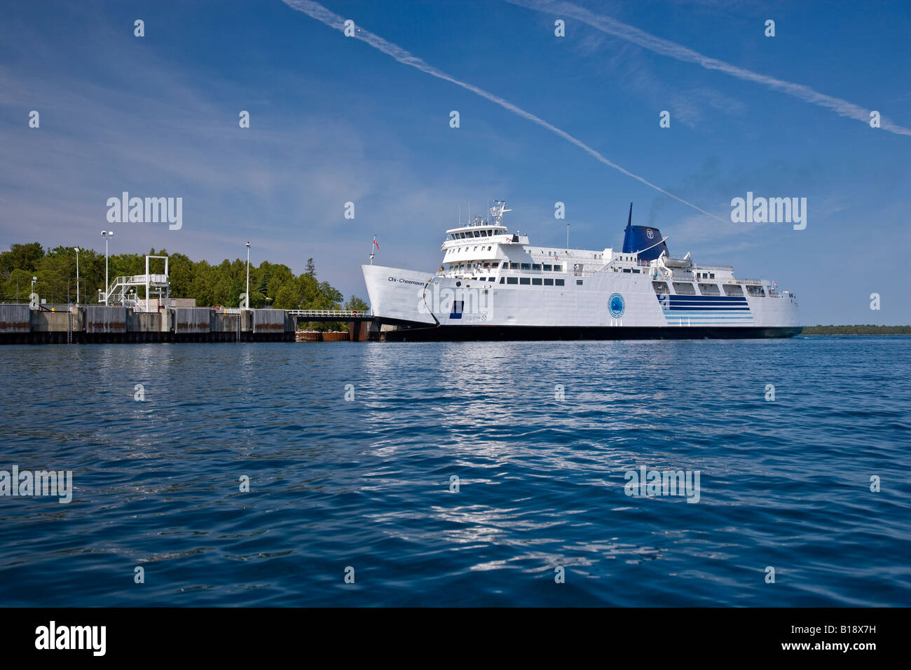 Chi cheemaun ferry entering tobermory harbour hi-res stock photography ...