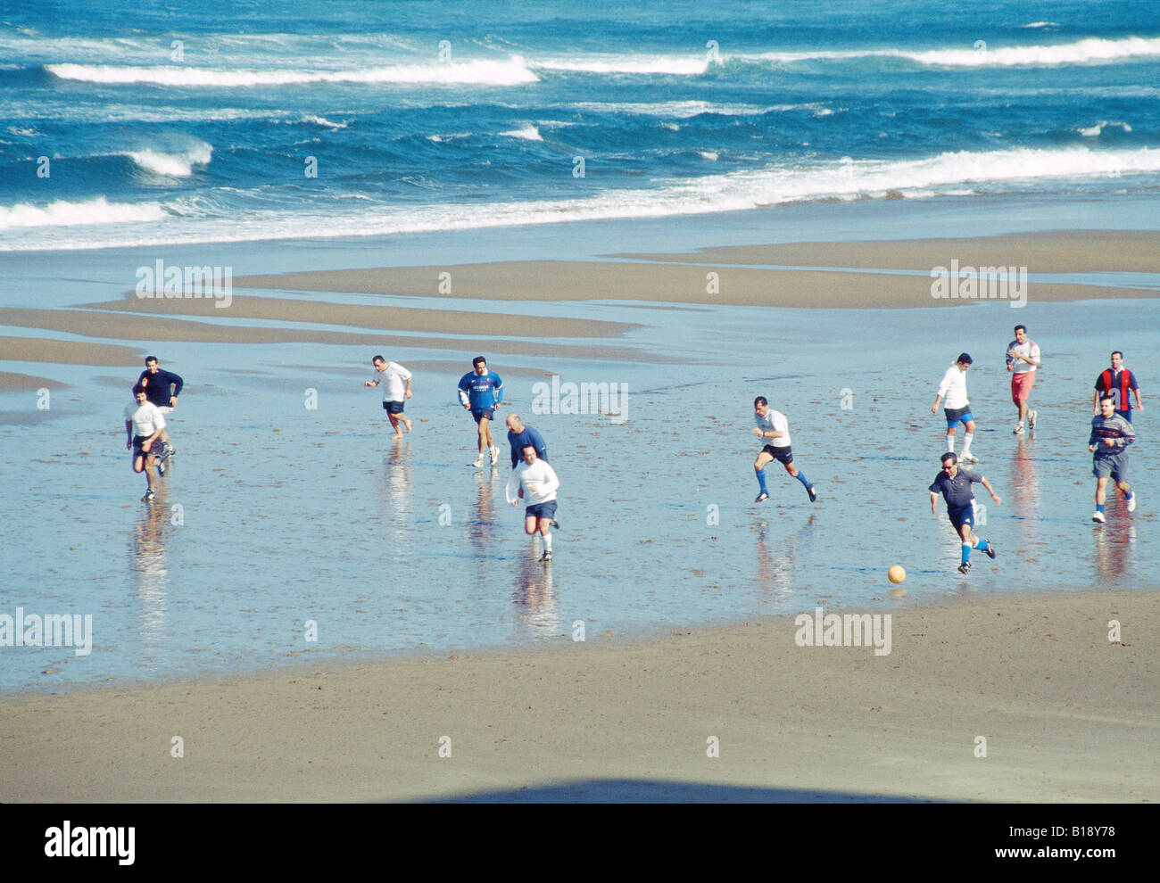 Hombres en la playa hi-res stock photography and images - Alamy