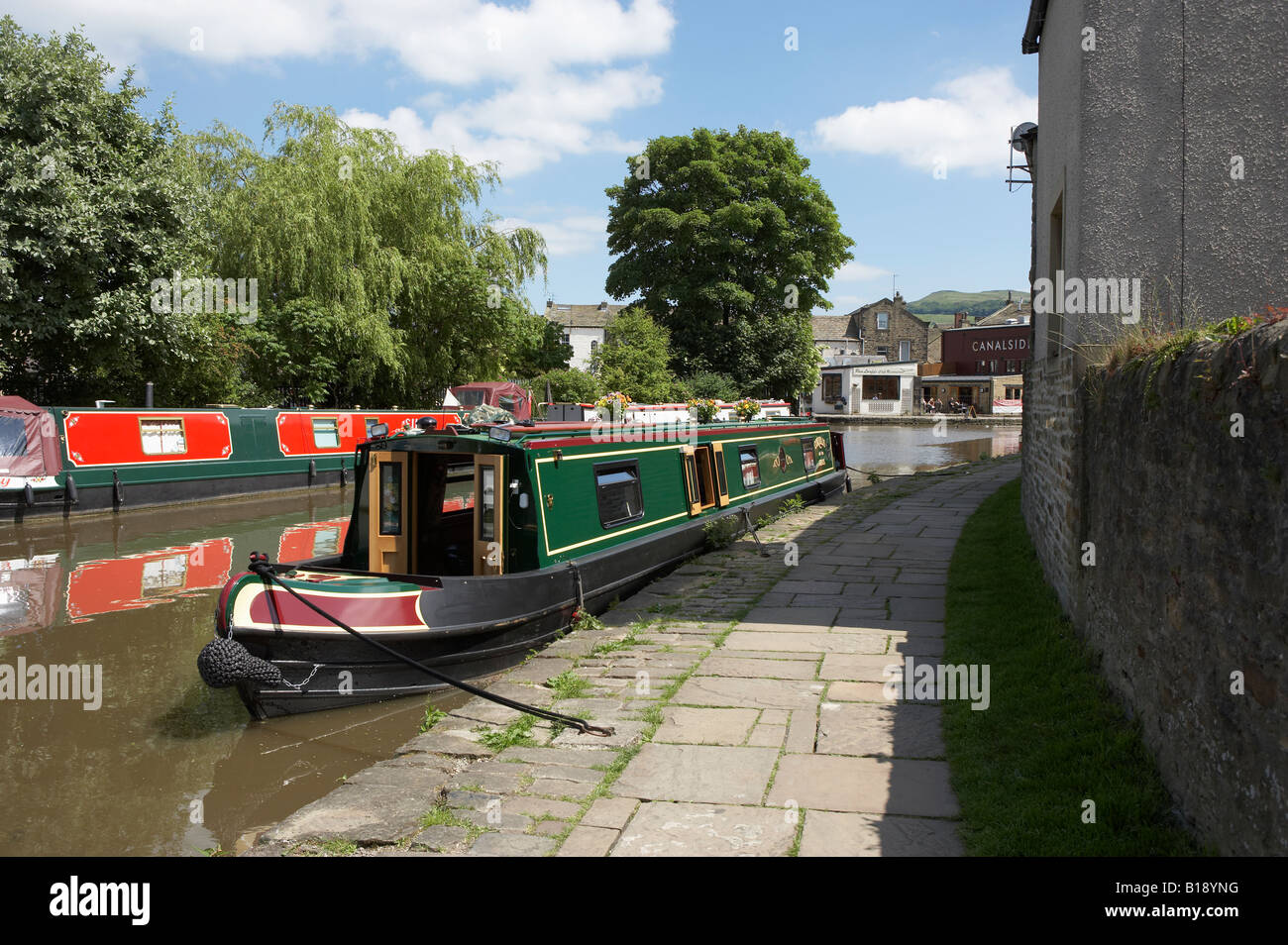 BARGE ON CANAL AT SKIPTON SUMMER YORKSHIRE ENGLAND Stock Photo - Alamy