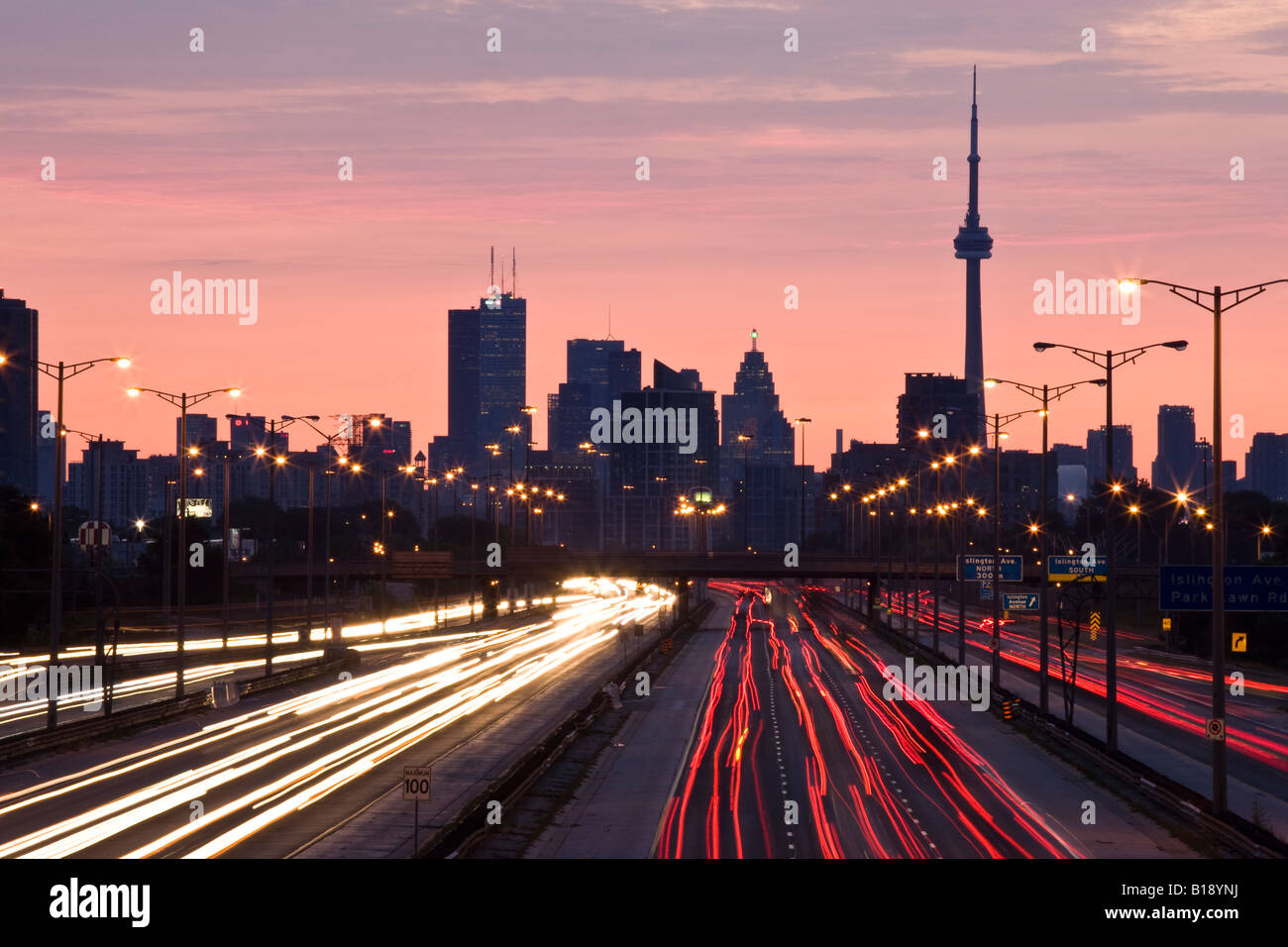 Toronto skyline qew highway morning hi-res stock photography and images ...
