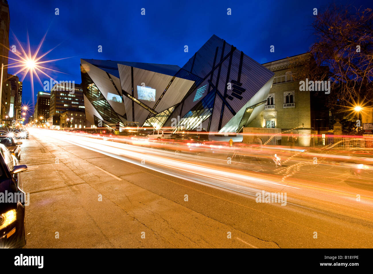 new 'Crystal' addition to ROM (Royal Ontario Museum), Toronto, Ontario ...