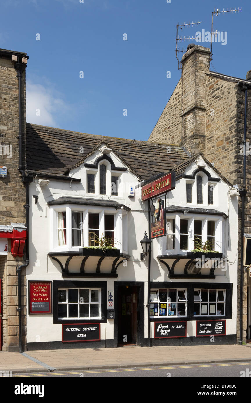 COCK AND BOTTLE PUBLIC HOUSE SKIPTON TOWN CENTRE SUMMER YORKSHIRE ...