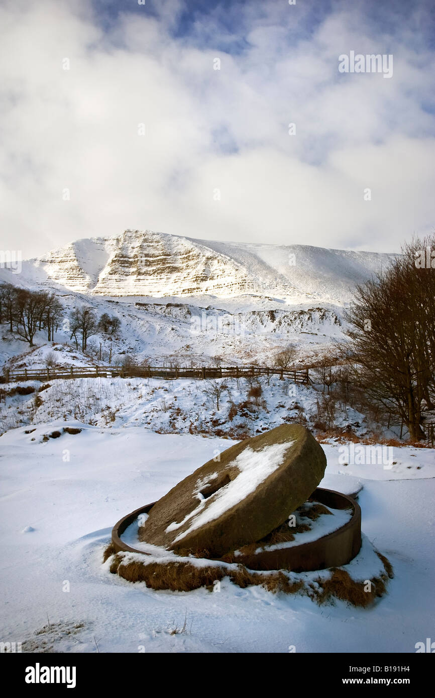 Winter view of Mam Tor with grindstones, Peak District, Derbyshire ...