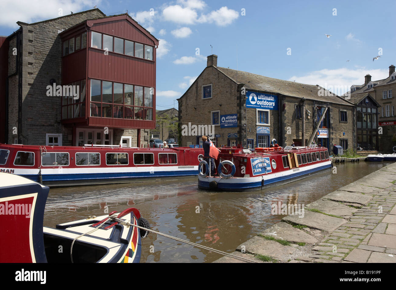 English barge canal tourism hi-res stock photography and images - Alamy