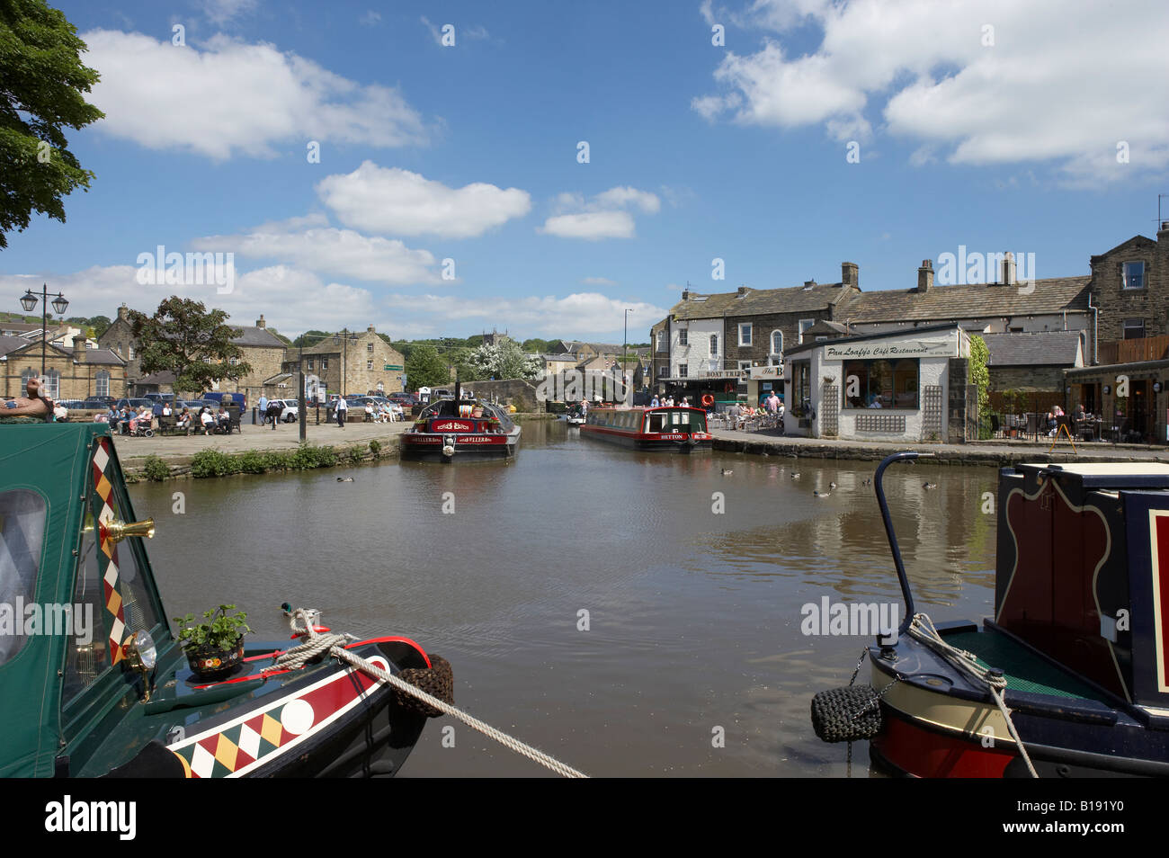 Barges on canal hi-res stock photography and images - Alamy