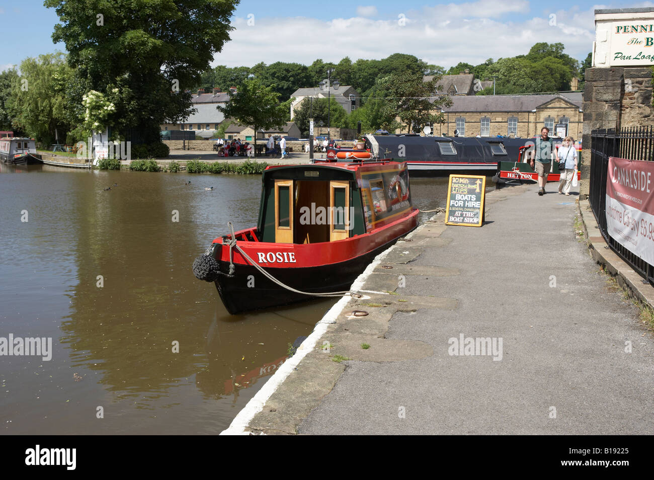 BARGE ON CANAL AT SKIPTON SUMMER YORKSHIRE ENGLAND Stock Photo - Alamy