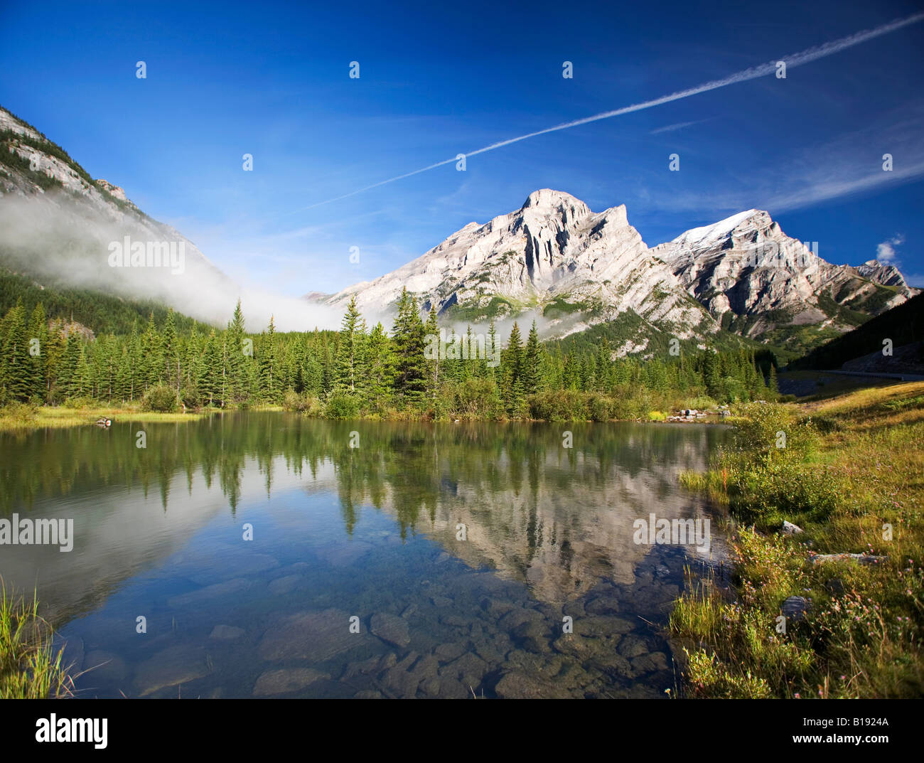 Mount kid reflected in wedge pond hi-res stock photography and images ...