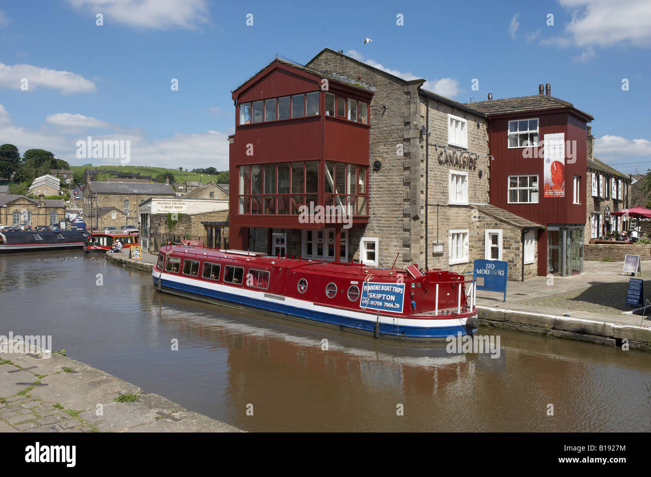 BARGE ON CANAL AT SKIPTON SUMMER YORKSHIRE ENGLAND Stock Photo - Alamy