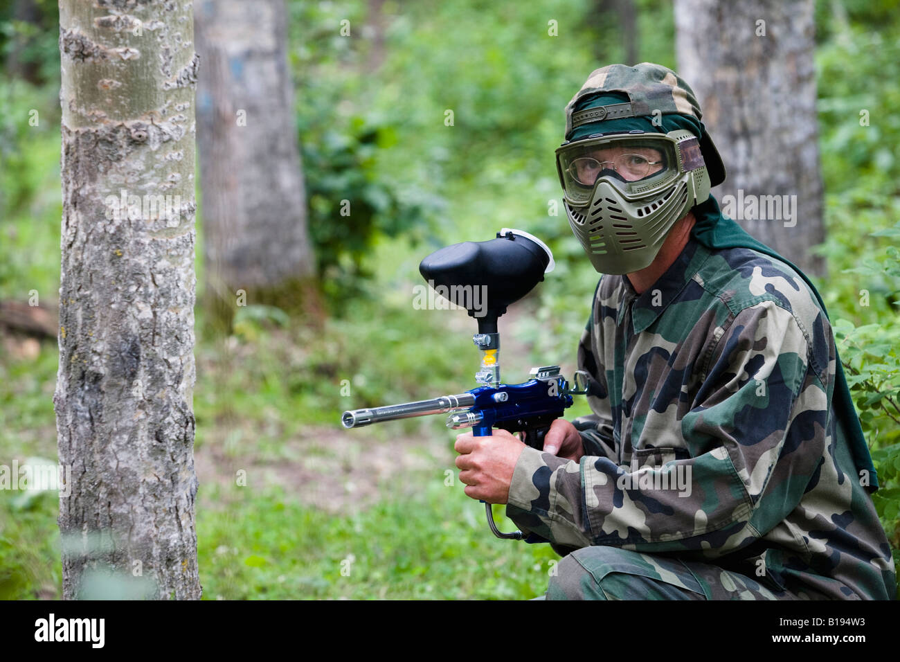 Man aiming paintball gun Stock Photo - Alamy