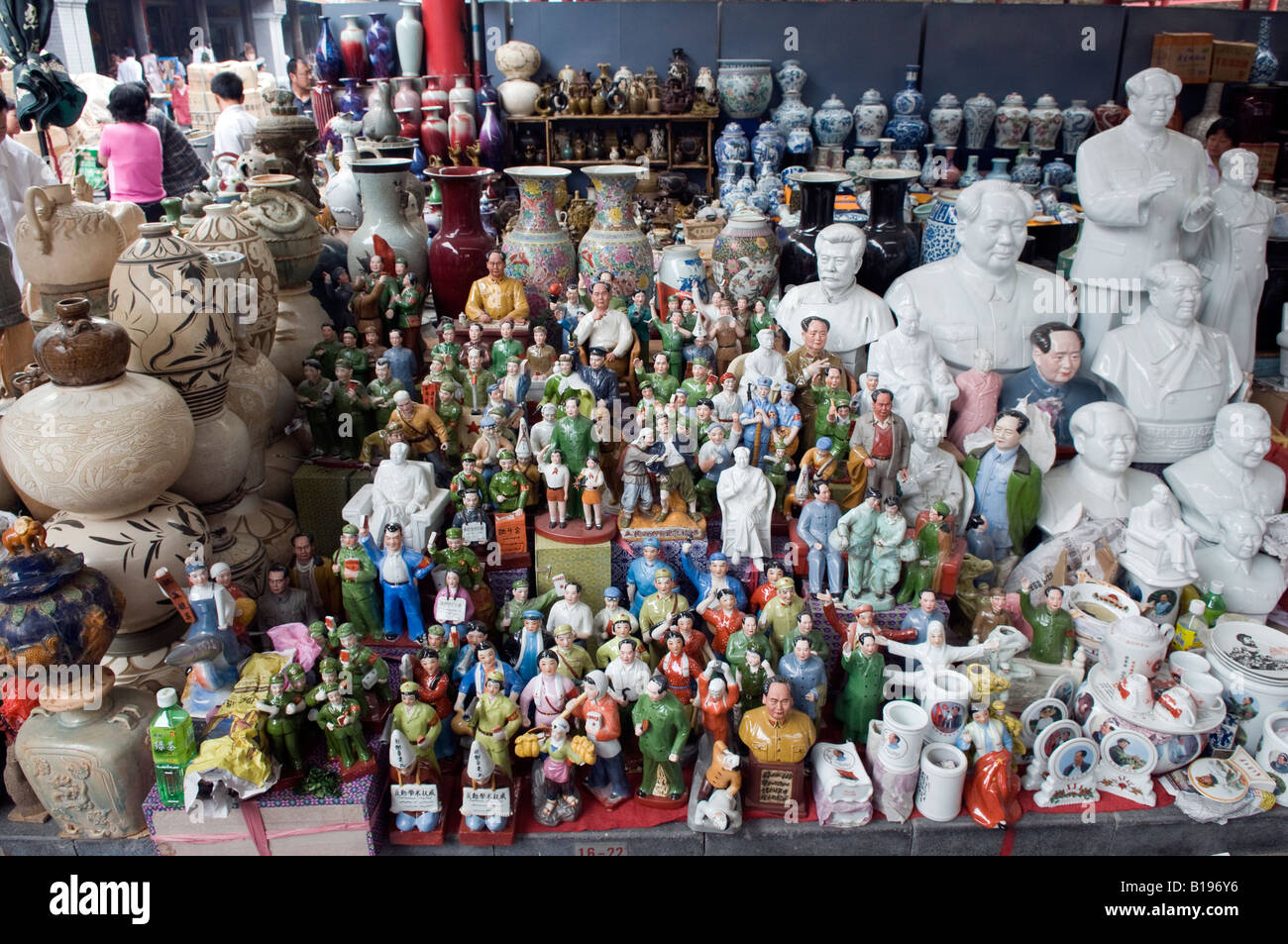 China Beijing Panjiayuan Antiques Market Stock Photo - Alamy