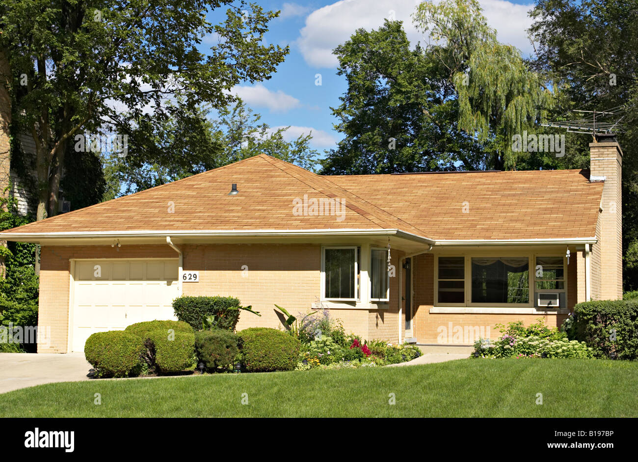 ILLINOIS Deerfield Suburban house one car garage one story building ...