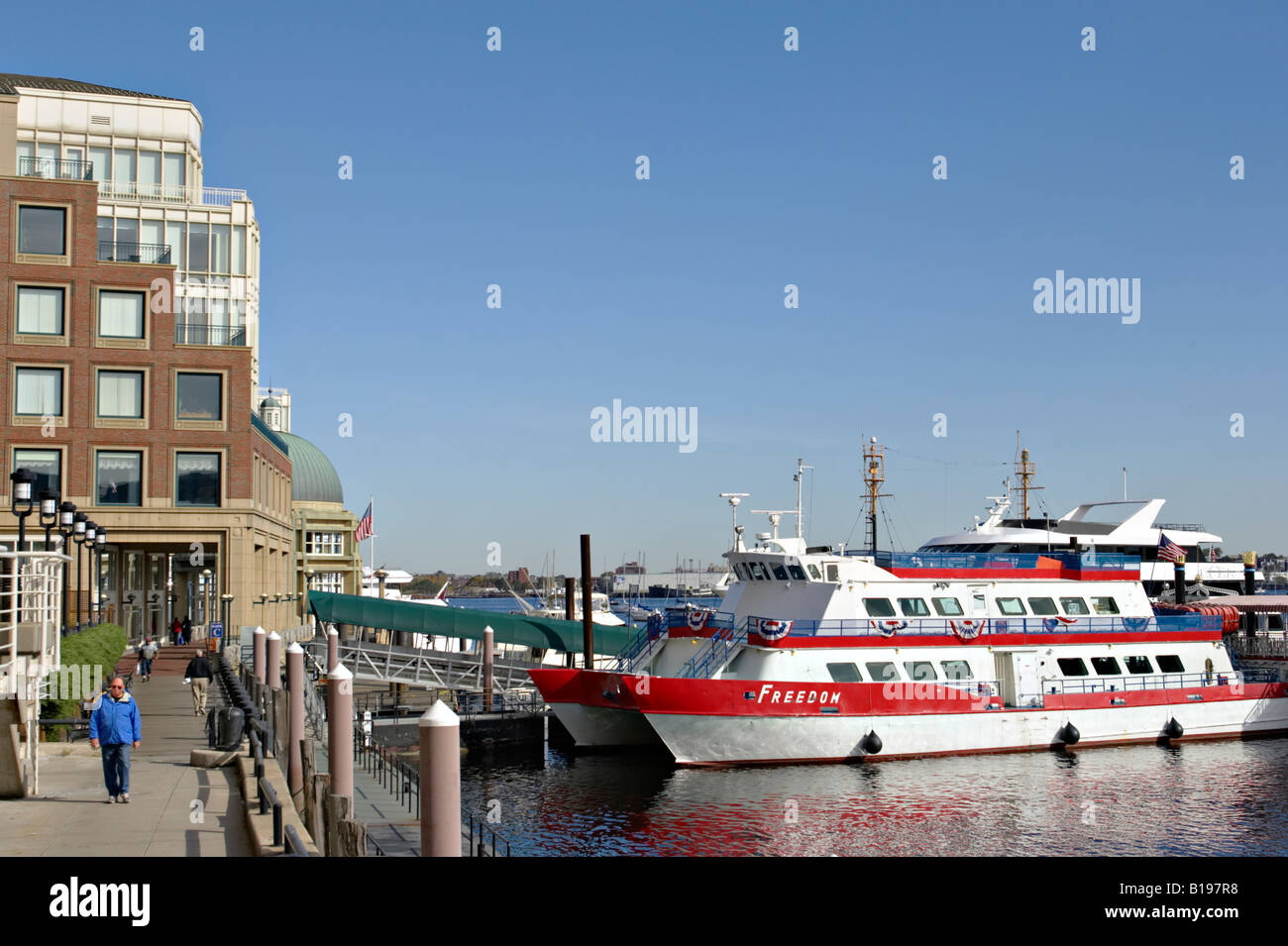 MASSACHUSETTS Boston Boston Harbor Hotel at Rowes Wharf people walking ...