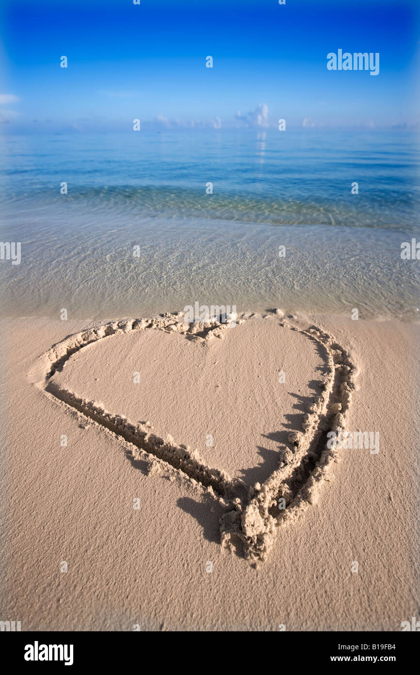 Drawing of heart on beach Stock Photo - Alamy
