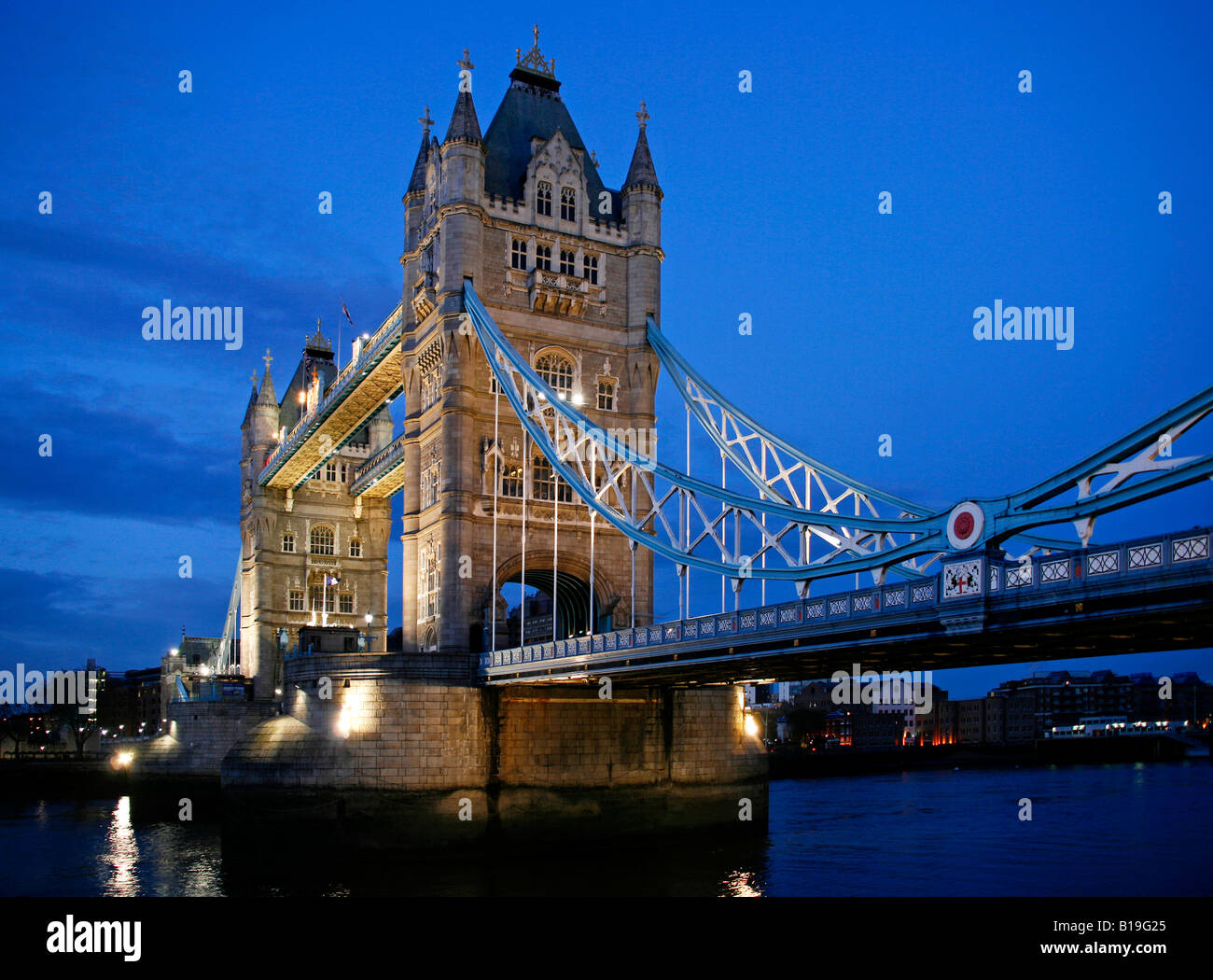 Illuminated suspension bridge towers hi-res stock photography and ...