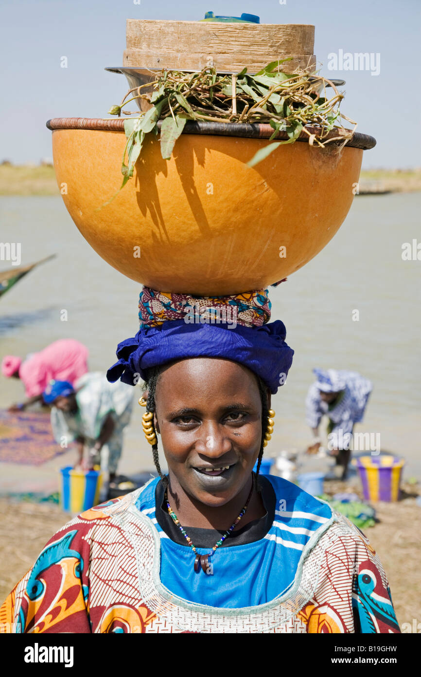 African traditional headwear tribal hi-res stock photography and images ...