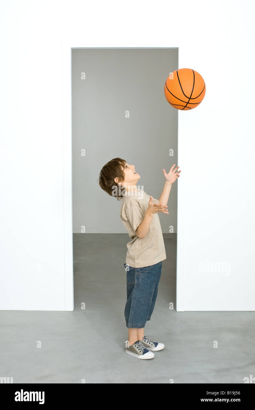 Kids throwing ball basketball hi-res stock photography and images - Alamy