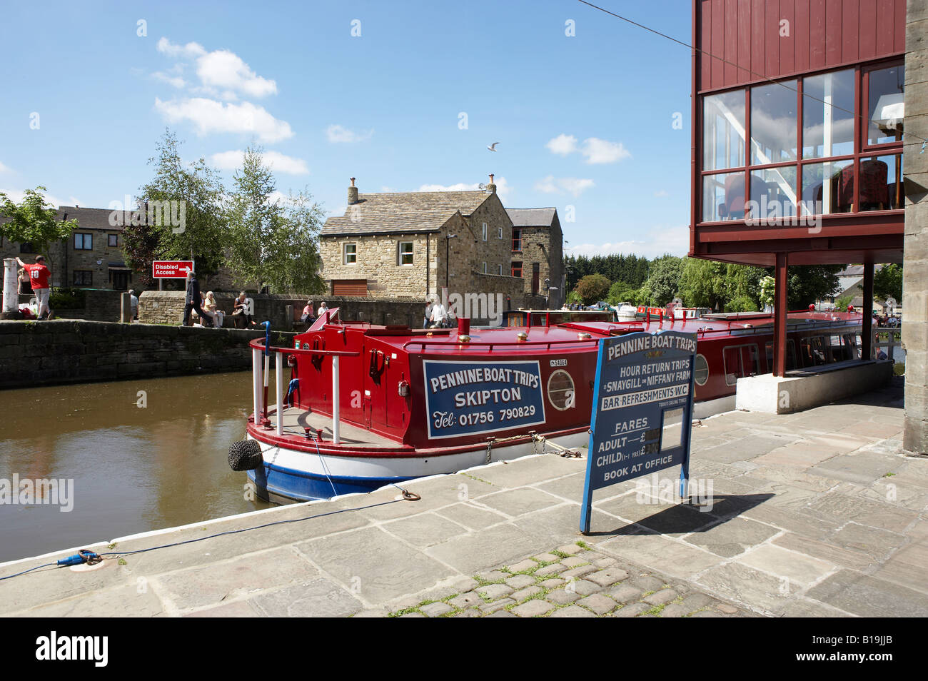 Canal barges hi-res stock photography and images - Alamy