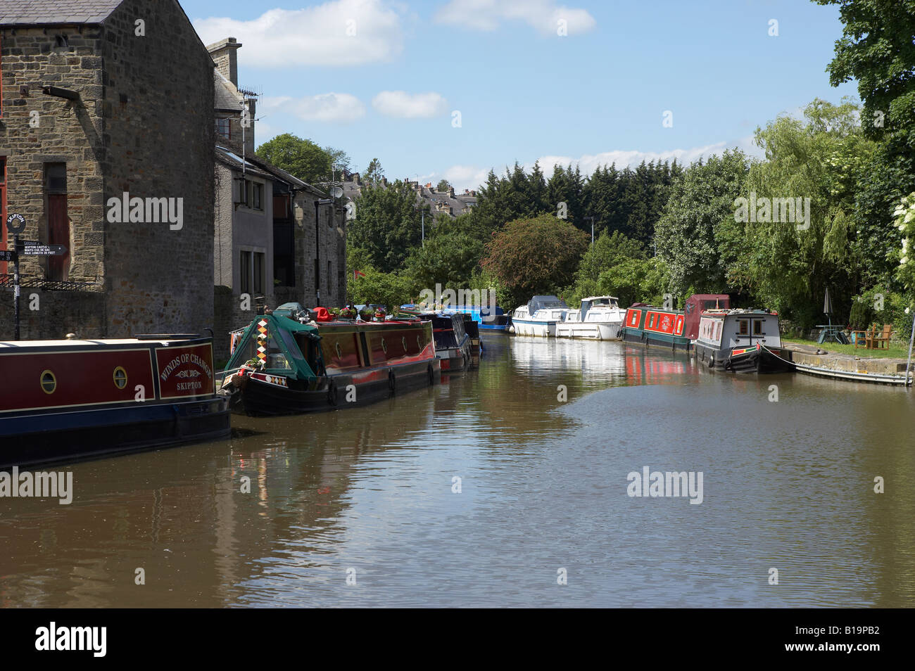 LEEDS LIVERPOOL CANAL BARGES SKIPTON SUMMER NORTH YORKSHIRE Stock Photo ...