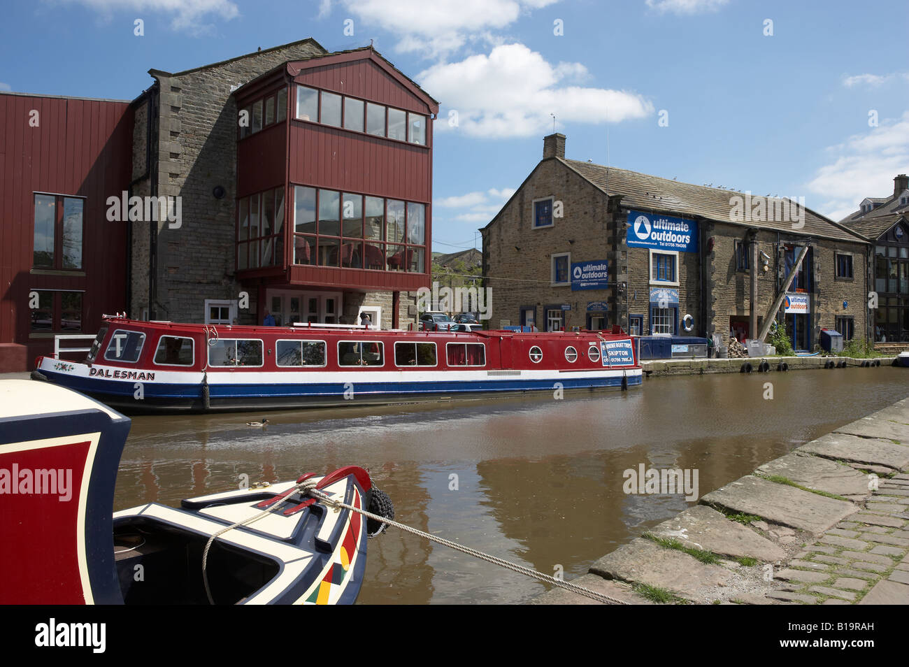 EEDS LIVERPOOL CANAL BARGES SKIPTON SUMMER NORTH YORKSHIRE Stock Photo ...