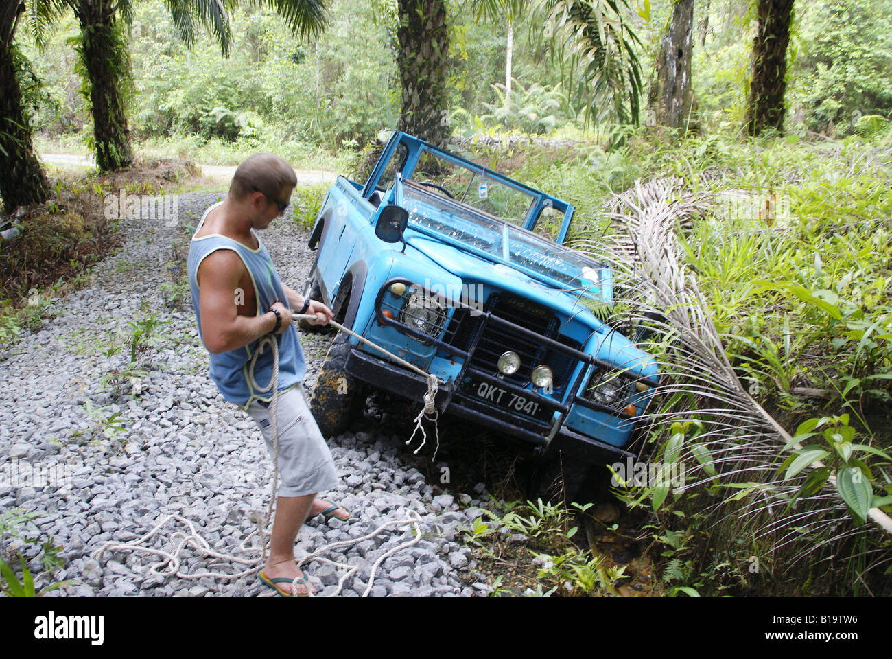 pulling a landrover out of a ditch Stock Photo - Alamy