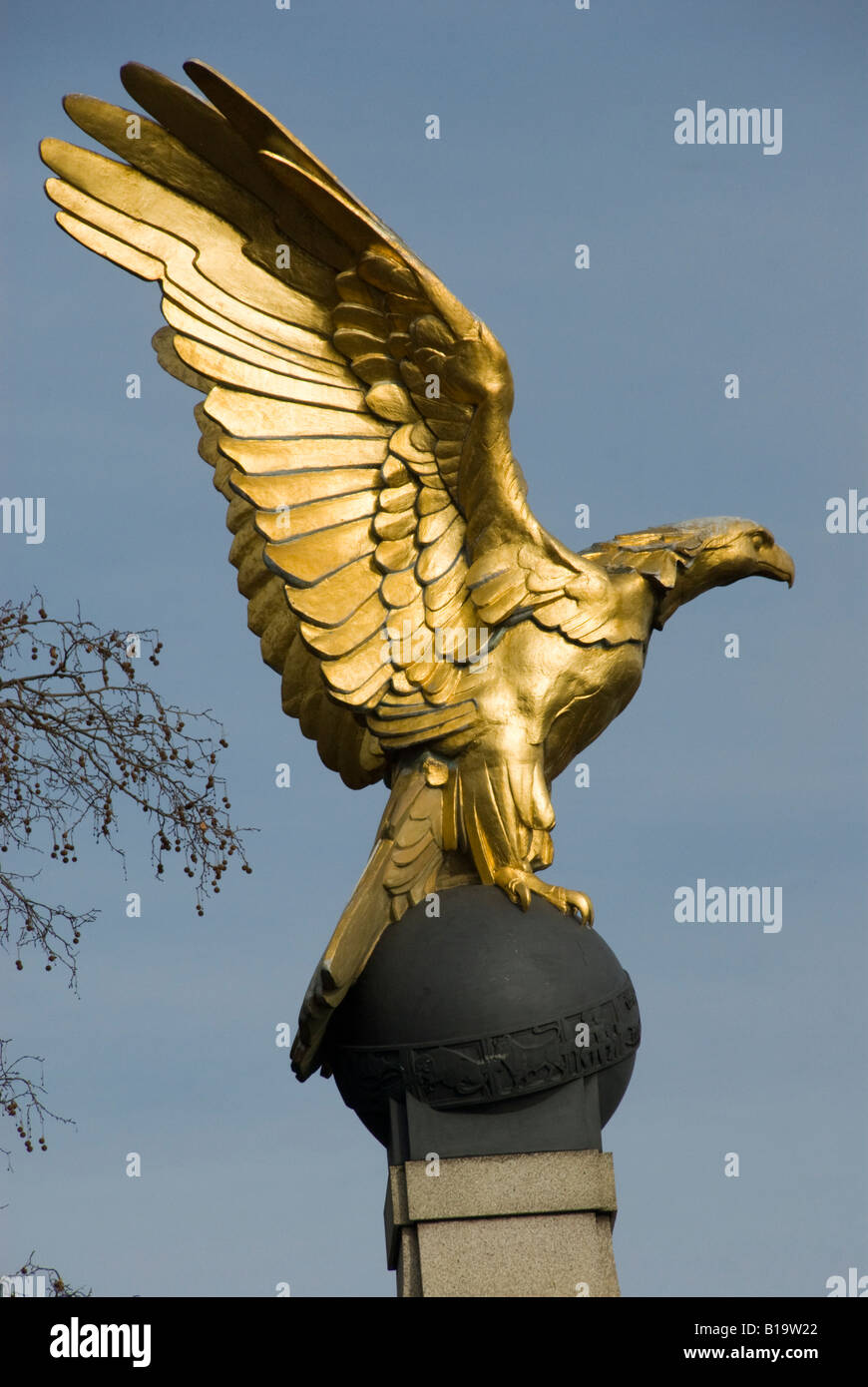 Golden eagle raf memorial embankment hi-res stock photography and images - Alamy