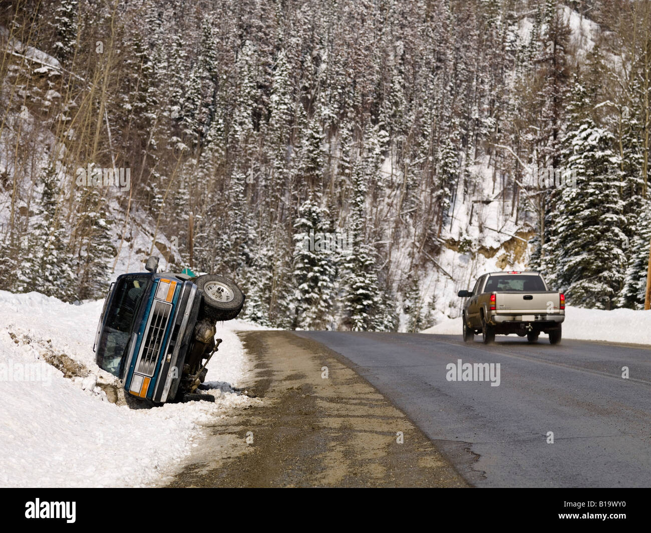 Car ditch snow hi-res stock photography and images - Alamy