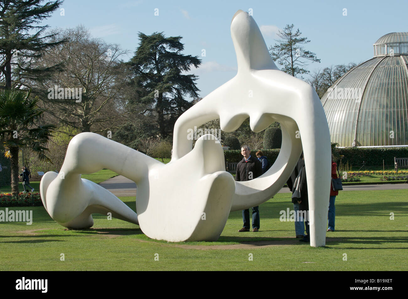 man looking at Large Reclining Figure by Henry Moore Stock Photo - Alamy