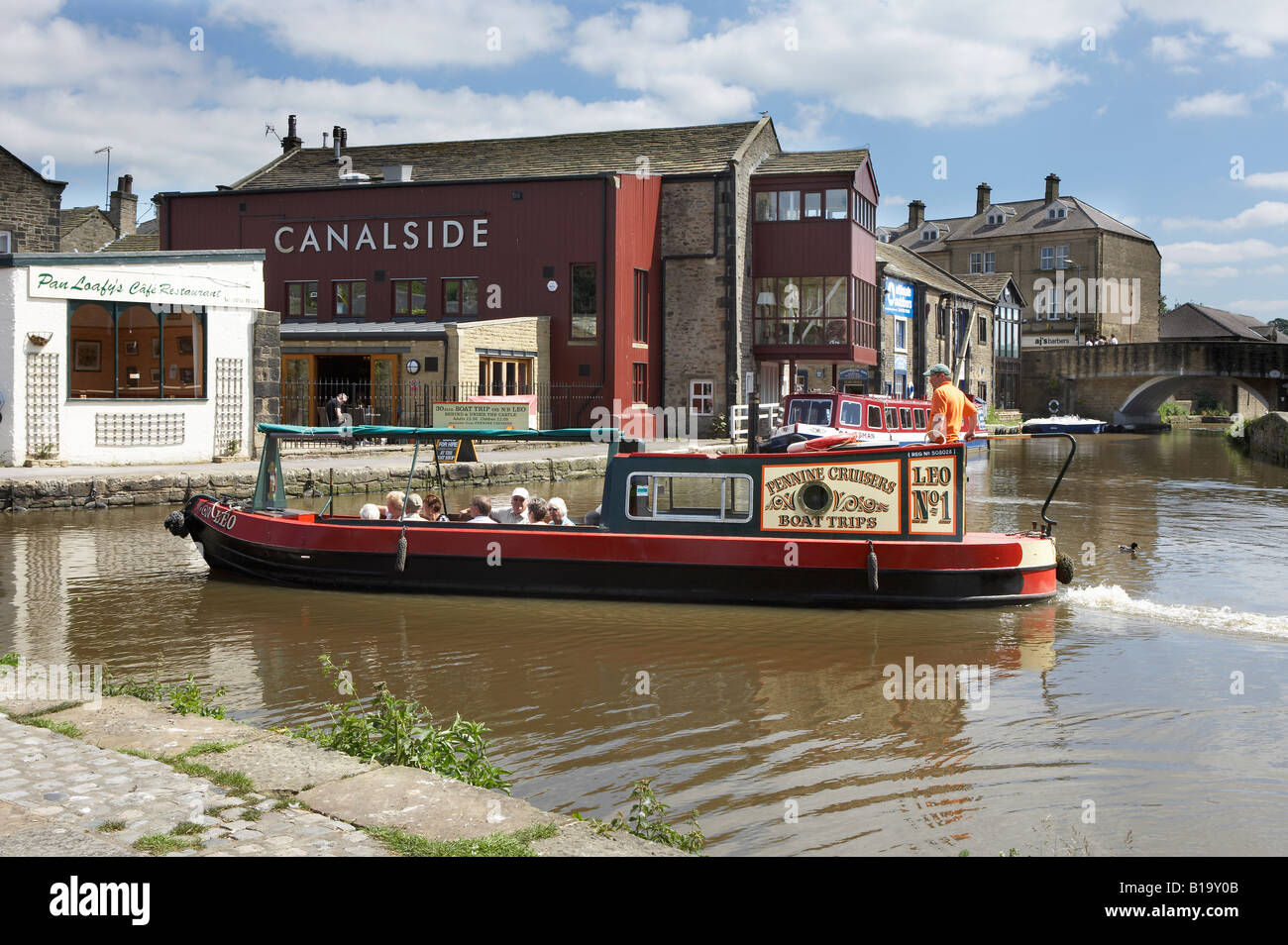 LEEDS LIVERPOOL CANAL BARGES SKIPTON SUMMER NORTH YORKSHIRE Stock Photo ...