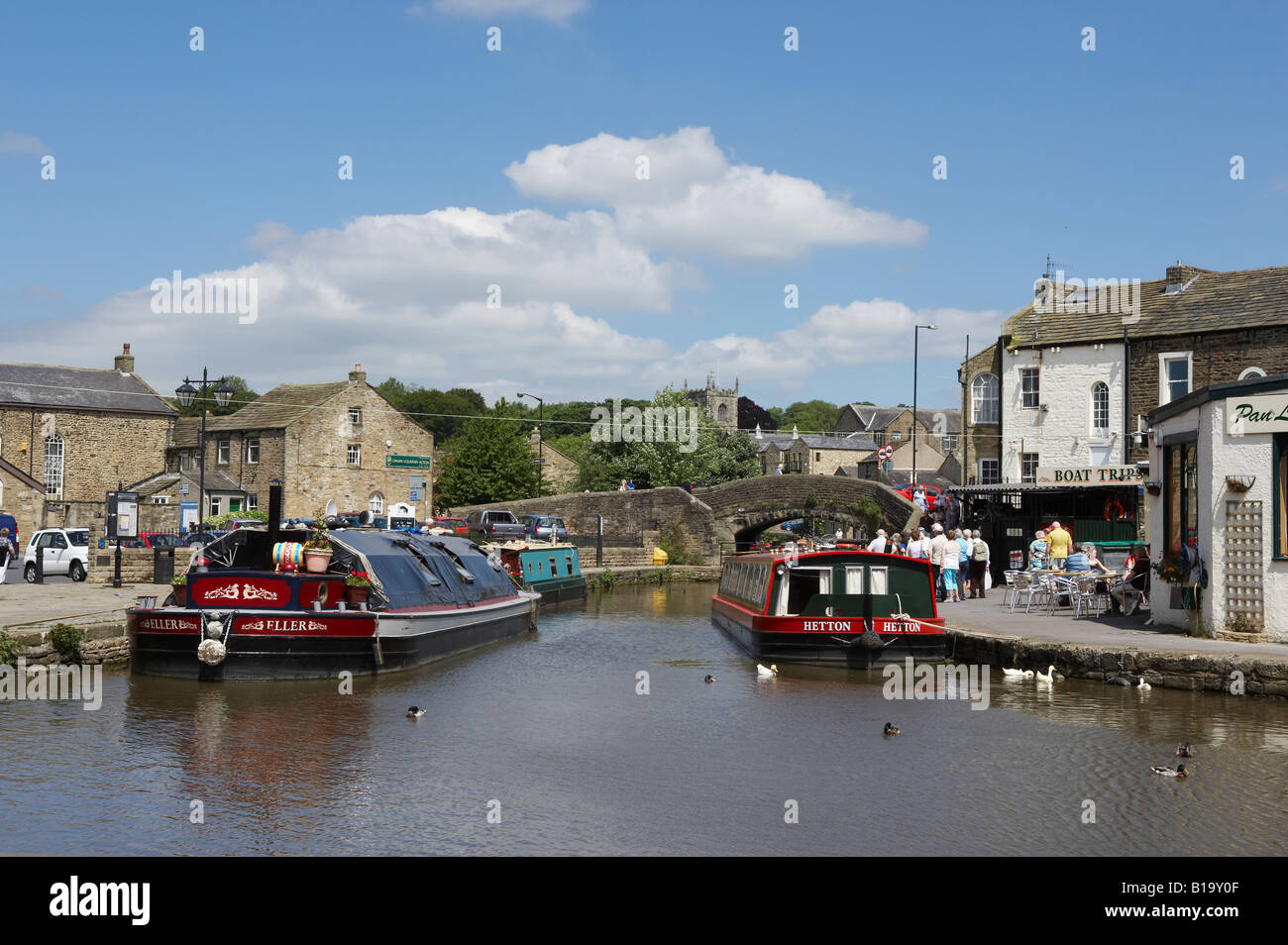 LEEDS LIVERPOOL CANAL BARGES SKIPTON SUMMER NORTH YORKSHIRE Stock Photo ...