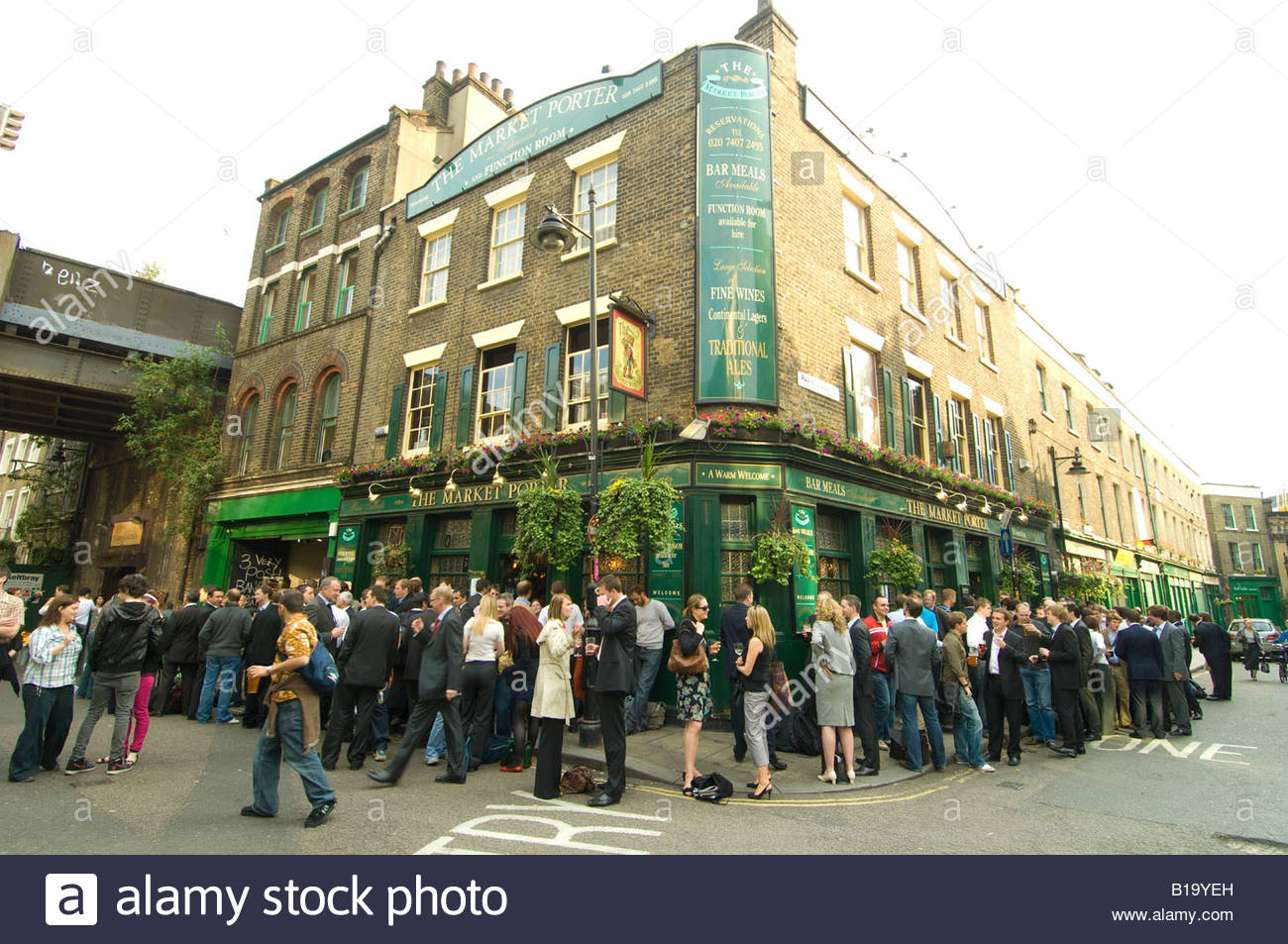Pub Drinking Outside High Resolution Stock Photography and Images - Alamy