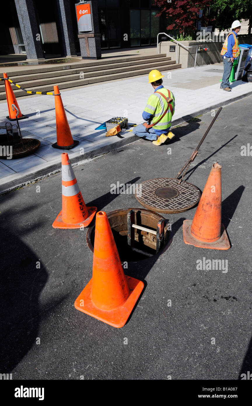 Working in manhole hi-res stock photography and images - Alamy