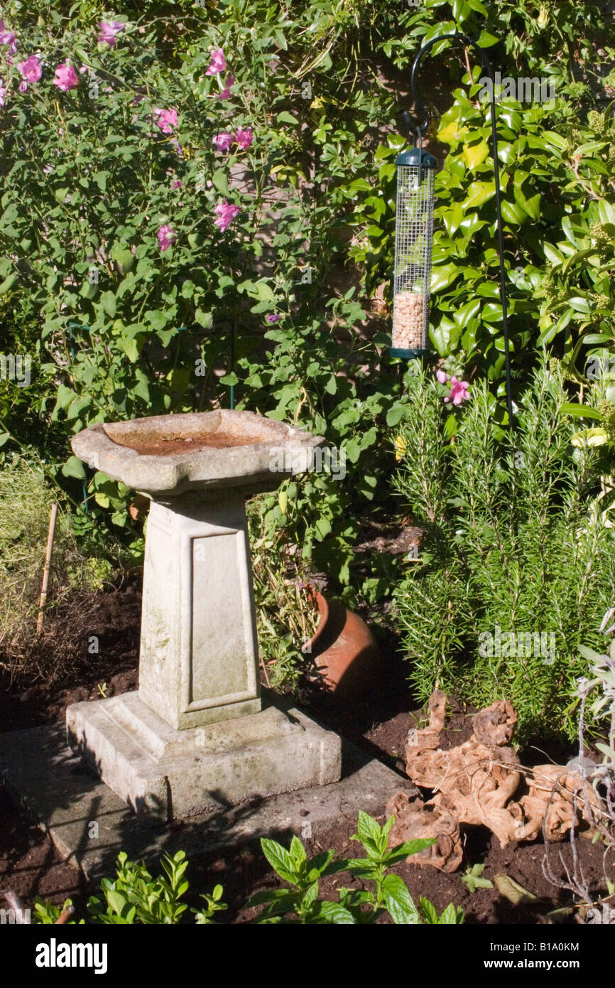 Stone bird table hi-res stock photography and images - Alamy