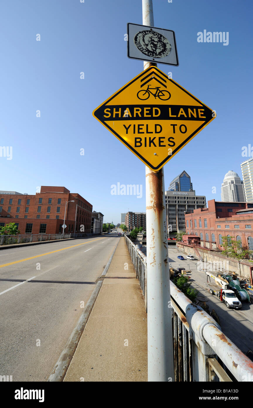 Bike lane yield sign hi-res stock photography and images - Alamy