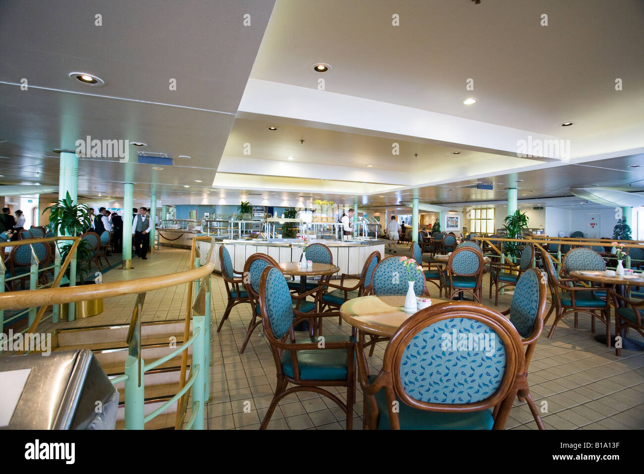 Lido Restaurant in the Cunard QE2 Stock Photo - Alamy