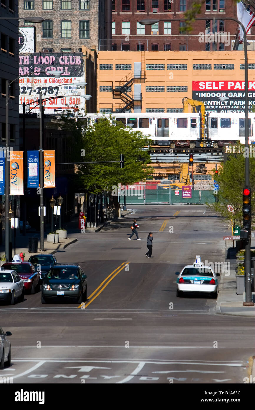 The Chicago Transit Authority's Green Line El train passes through the ...