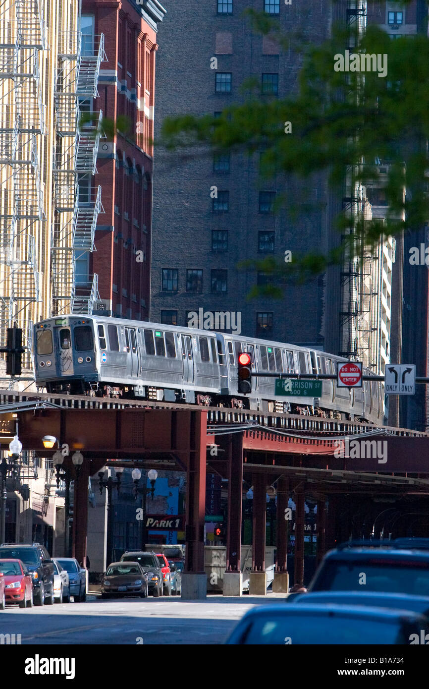 The Chicago Transit Authority's Green Line El train curves through the ...