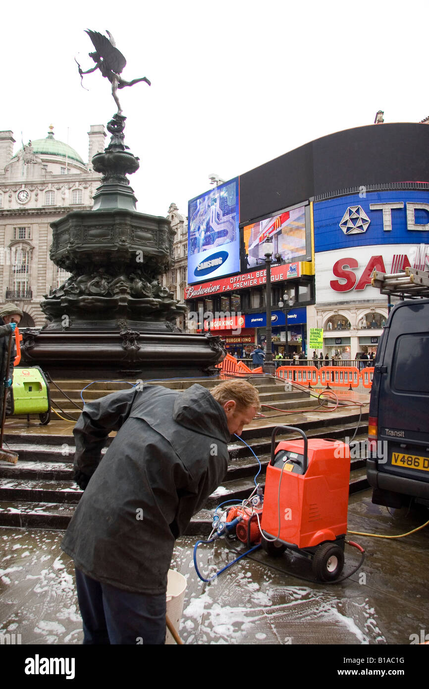 London piccadilly circus eros cleaning hi-res stock photography and ...