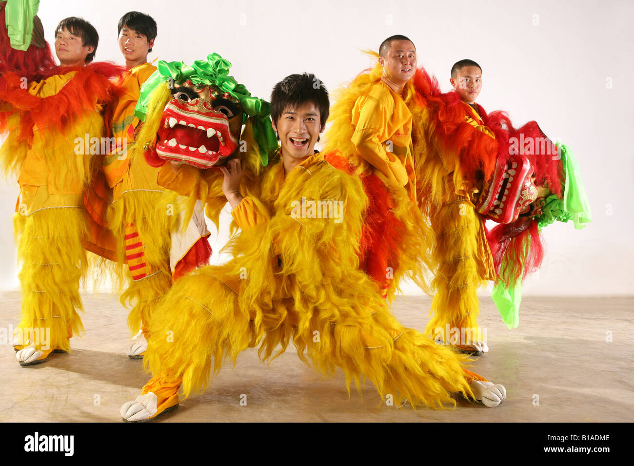 Lion action shot hi-res stock photography and images - Alamy