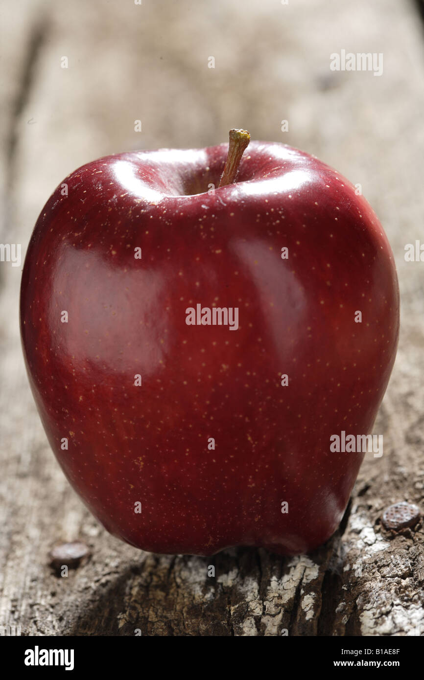 Red apple (vertical Stock Photo - Alamy