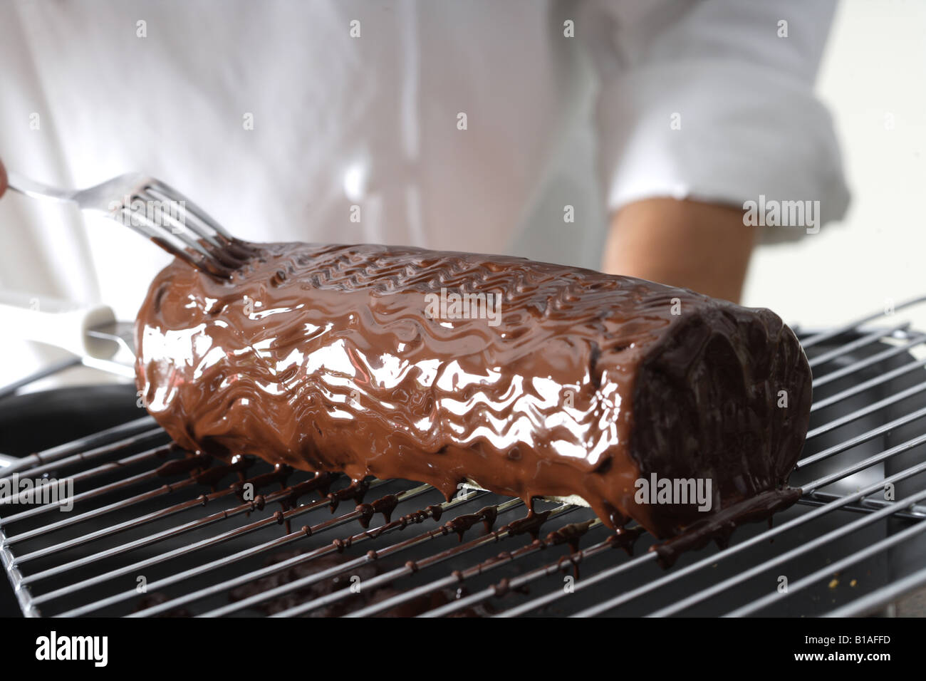 Chef making chocolate cake - decorating Stock Photo - Alamy