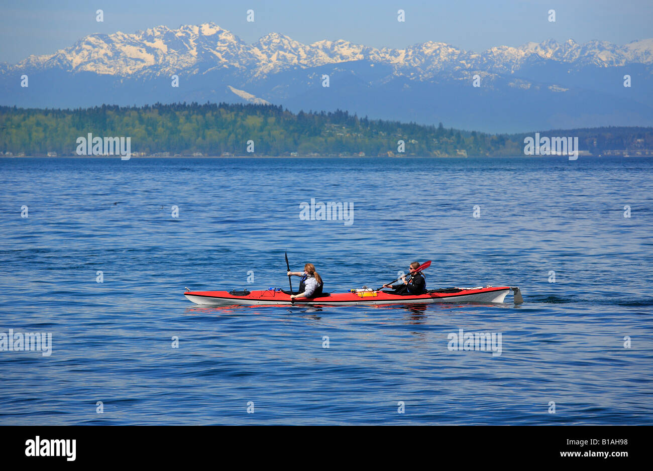 Kayakers in Seattle's Elliott Bay Stock Photo - Alamy