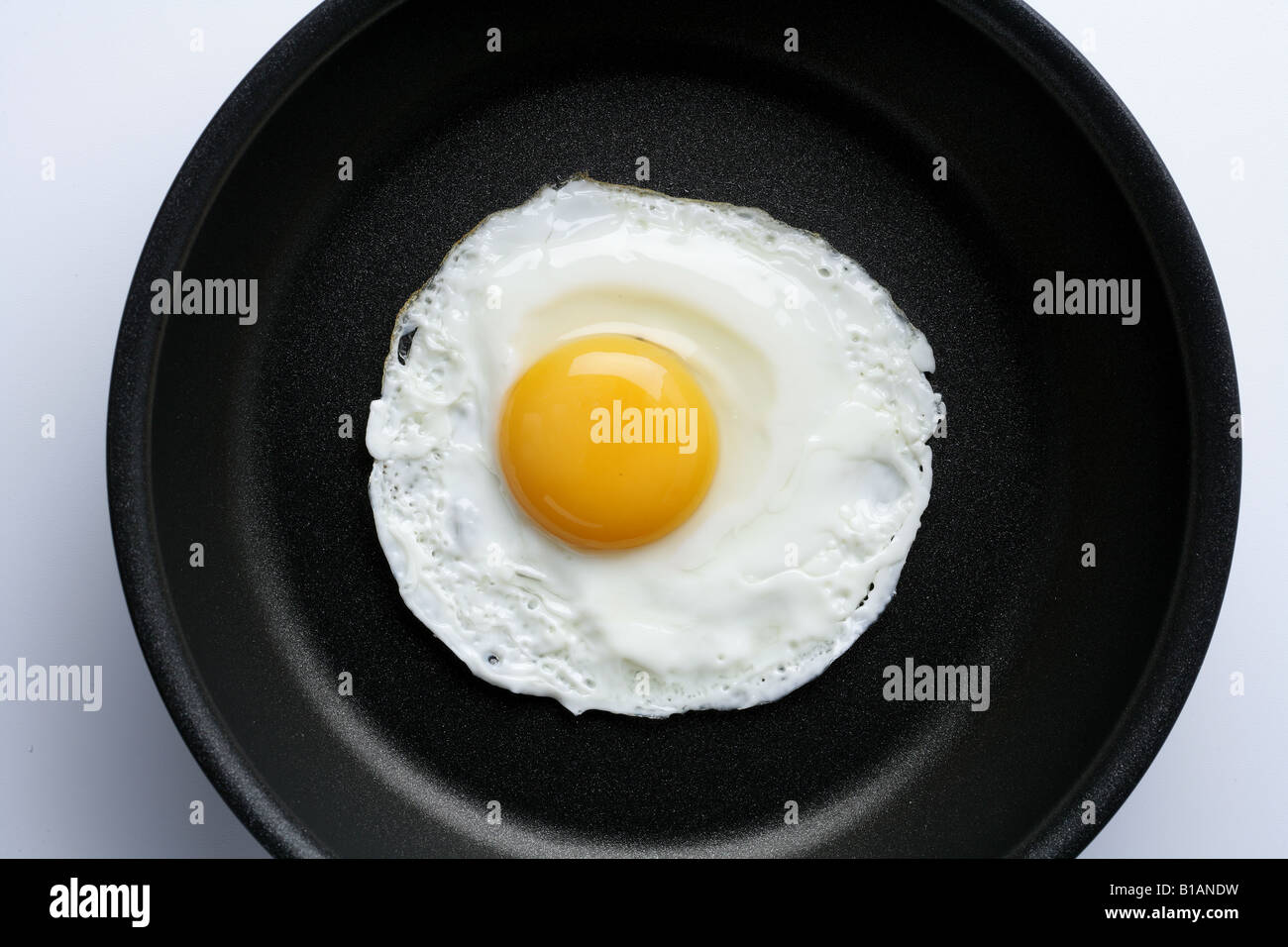 Cooking an egg with no oil in a nonstick pan Stock Photo - Alamy