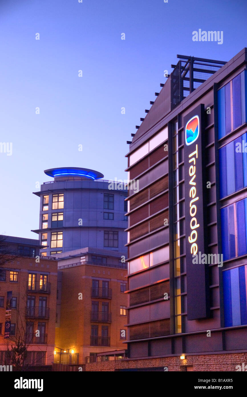 travelodge hotel cambridge at night Stock Photo - Alamy