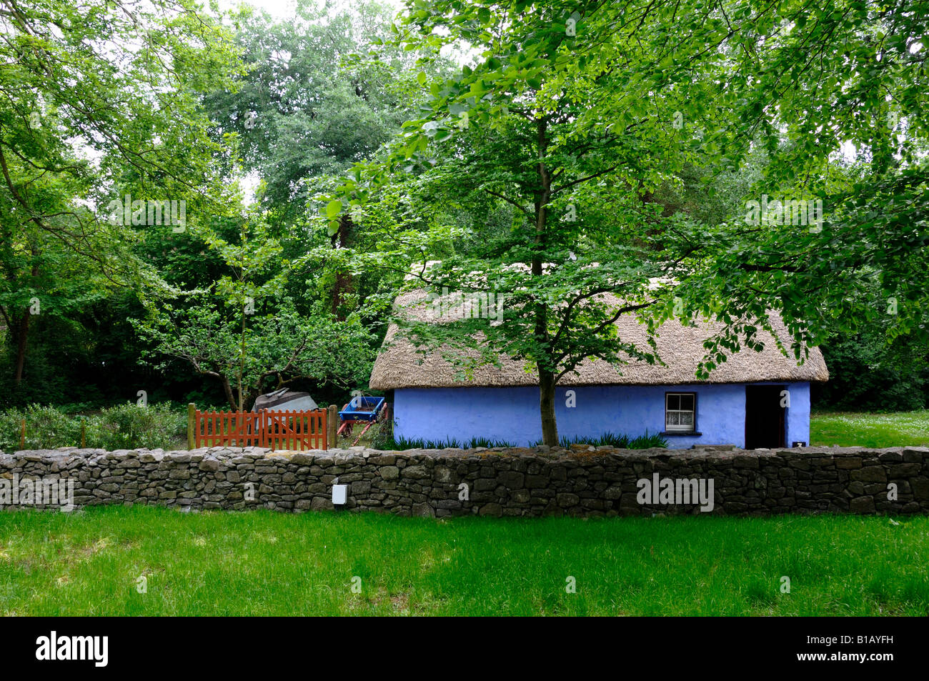 A traditional farm house of Irish countryside Stock Photo - Alamy