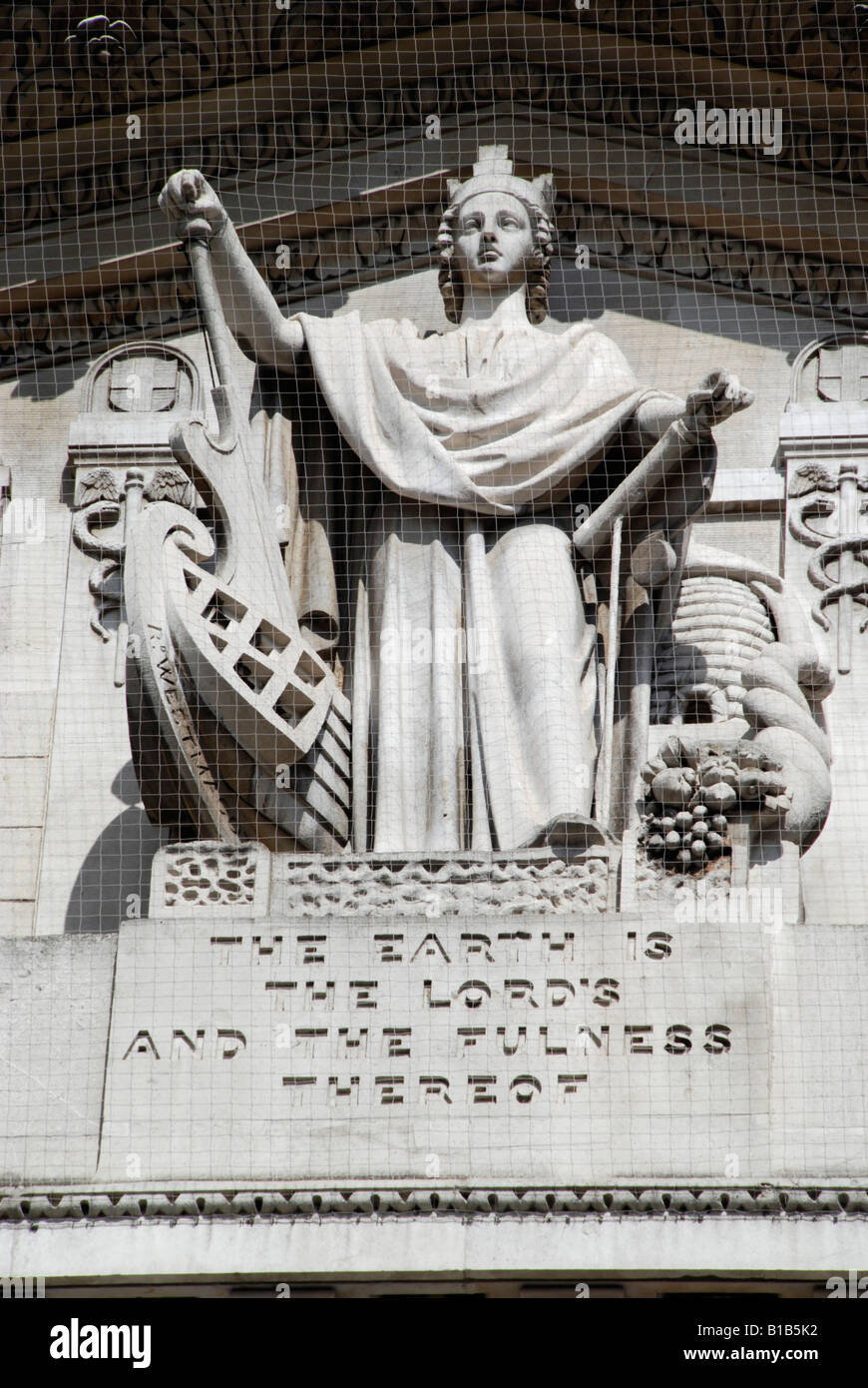 Statue of King on exterior of Royal Exchange, London, England Stock ...