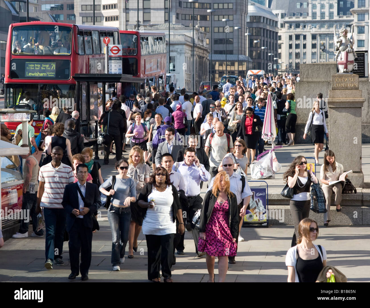 Commuters - Evening Rush Hour - London Bridge Stock Photo - Alamy
