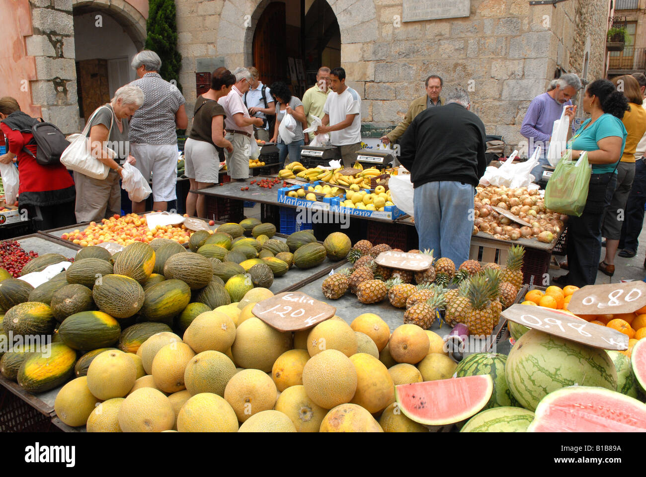 Spanish fruit market hi-res stock photography and images - Alamy