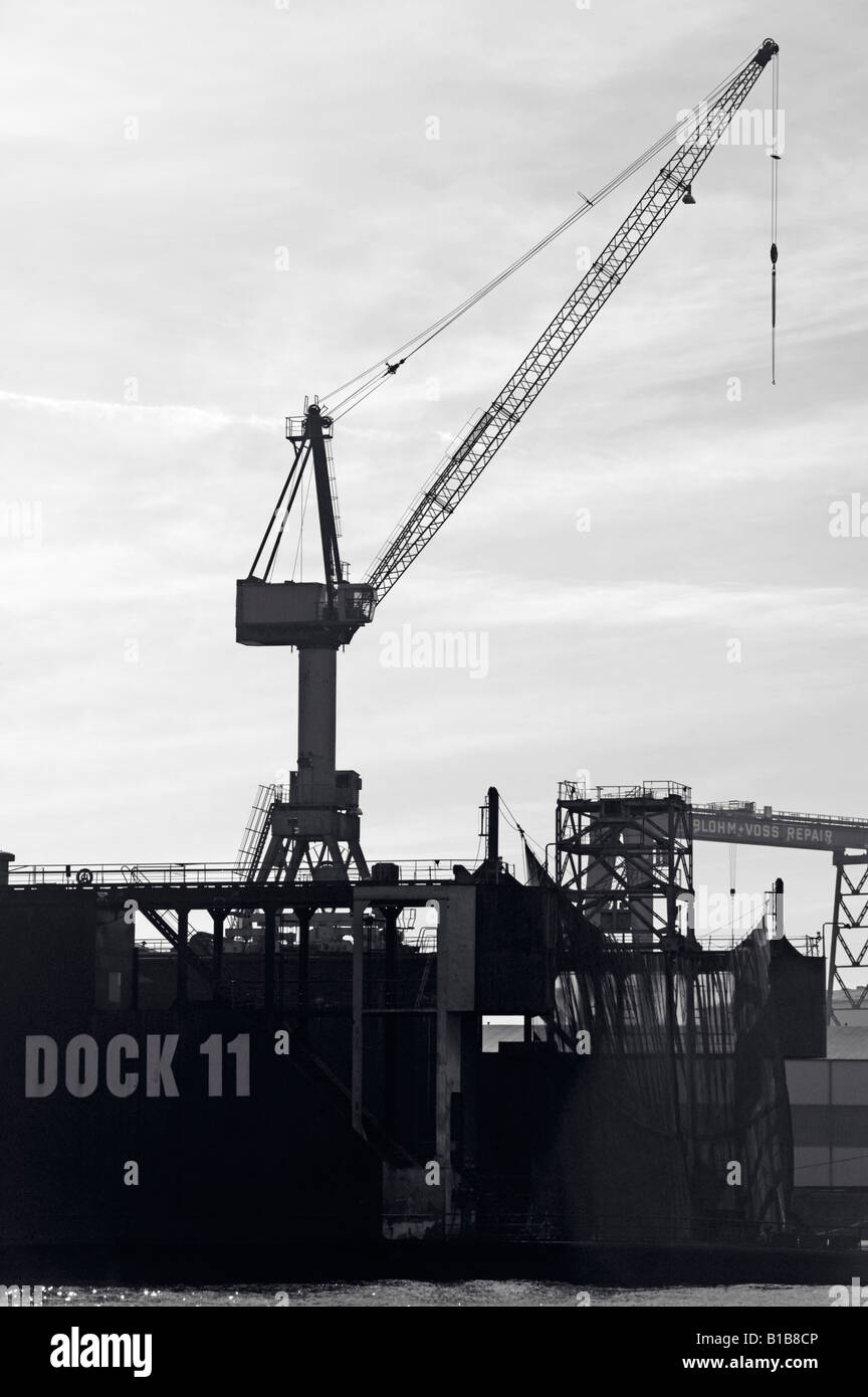 Hamburg docks hi-res stock photography and images - Alamy