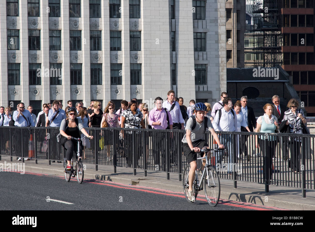 Workers crowded during rush hour hi-res stock photography and images ...